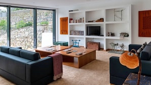Uma sala de estar moderna com sofá, mesa de centro e estante.