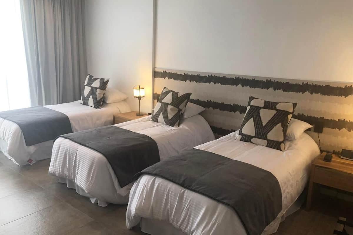 Roupa de alta qualidade, edredões de penas, cofre no quarto, secretária 