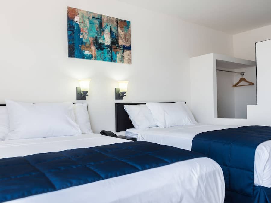 Quarto casal ou duplo júnior, vista para a cidade | Cofres nos quartos, escrivaninha, quartos à prova de som