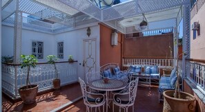 Pequeno-almoço continental diário (2.5 EUR por pessoa)