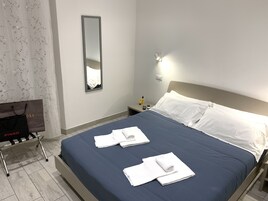 Quarto Duplo Superior, 1 cama queen-size | Cofre no quarto, secretária, Wi-fi grátis, roupa de cama fornecida