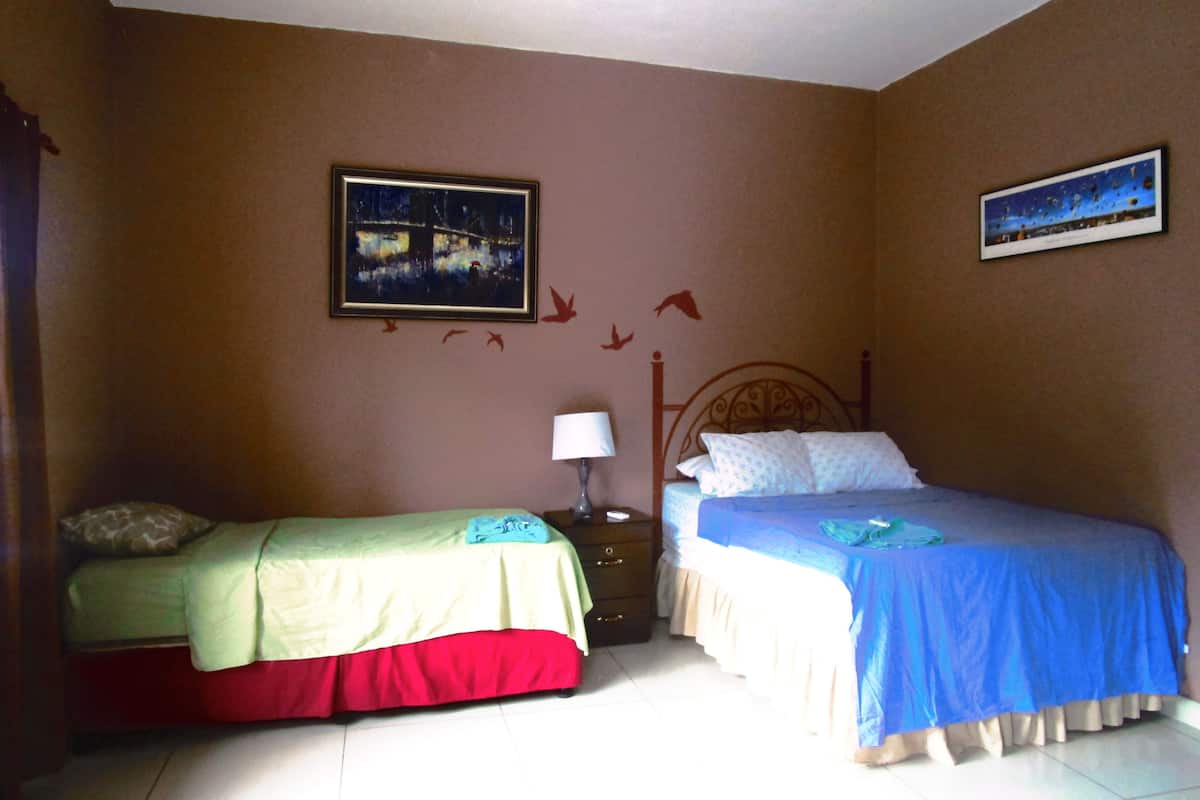 Minibar, cofre no quarto, Wi-fi grátis, roupa de cama fornecida