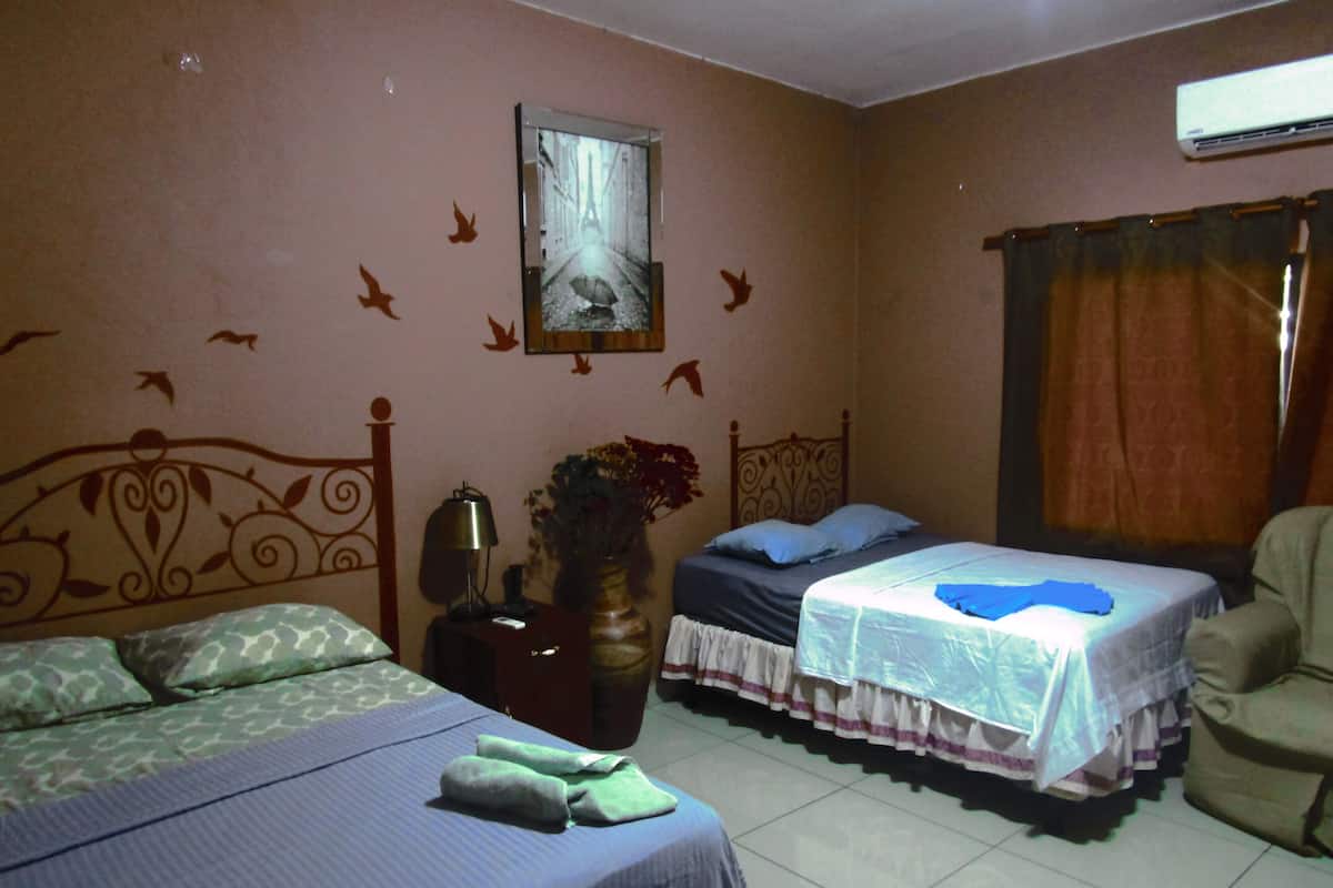 Dormitório Partilhado Clássico | Minibar, cofre no quarto, Wi-fi grátis, roupa de cama fornecida