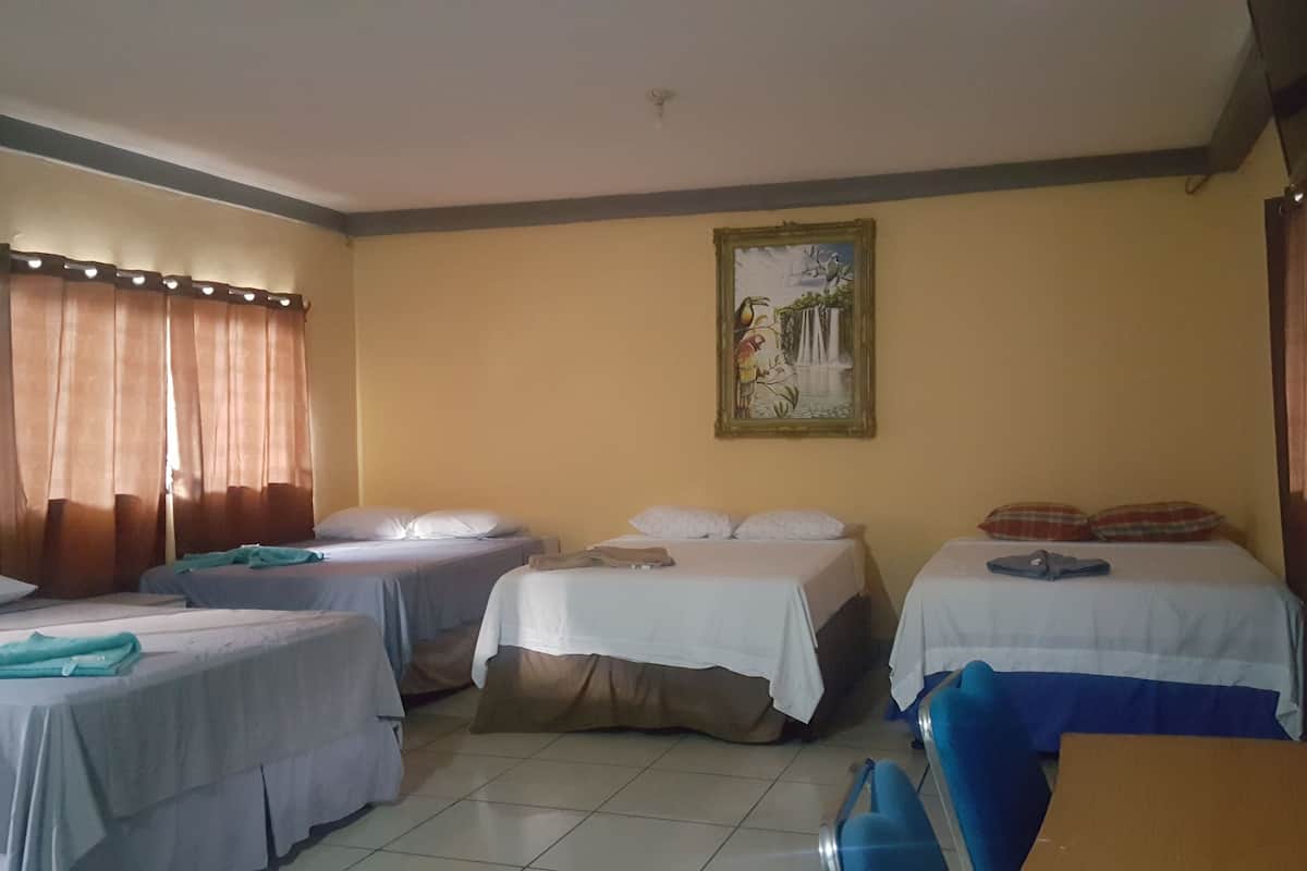 Quarto Familiar, várias camas | Minibar, cofre no quarto, Wi-fi grátis, roupa de cama fornecida