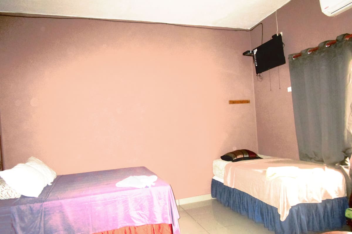 Minibar, cofre no quarto, Wi-fi grátis, roupa de cama fornecida