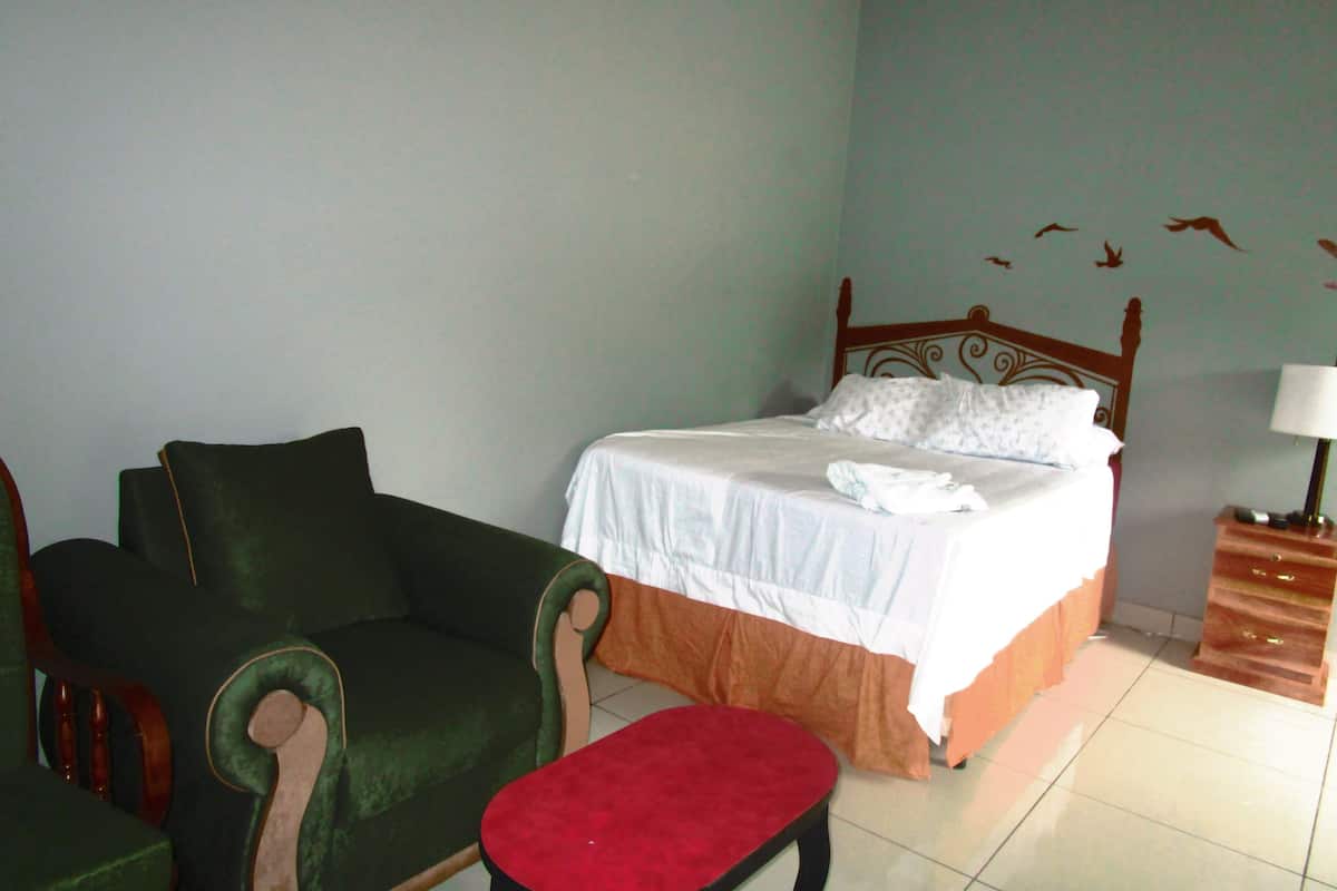 Minibar, cofre no quarto, Wi-fi grátis, roupa de cama fornecida