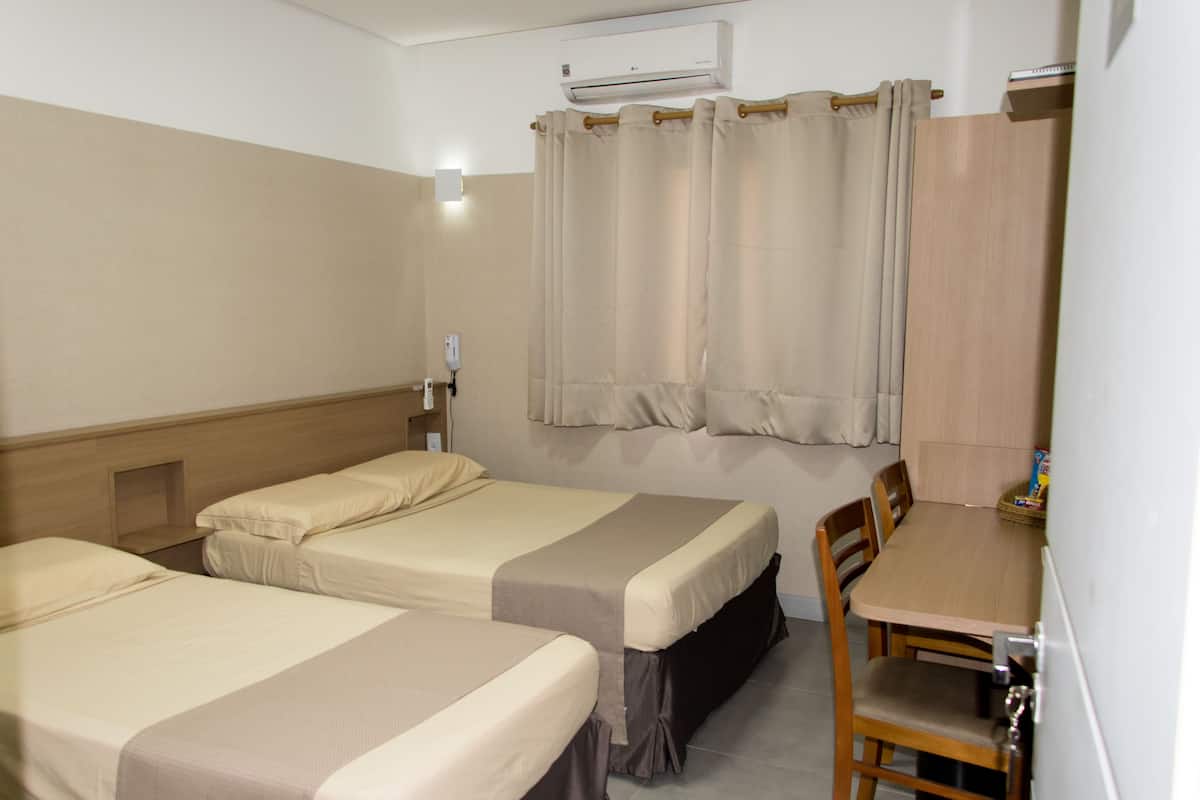 Quarto Triplo Familiar | Minibar, secretária, secretária adequada para computadores portáteis