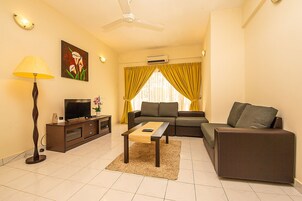Apartamento básico, 3 quartos | Área de estar