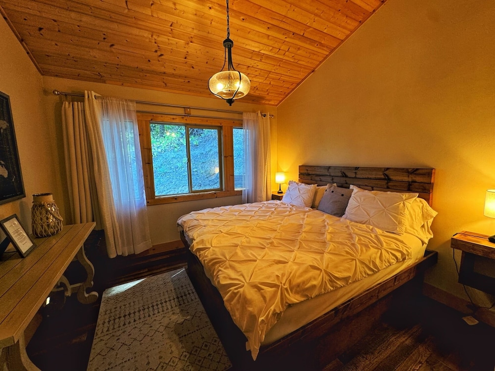 Chalet In The Woods Guesthouse. - Oregon