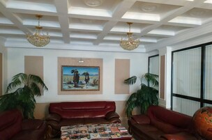 Área de estar no saguão