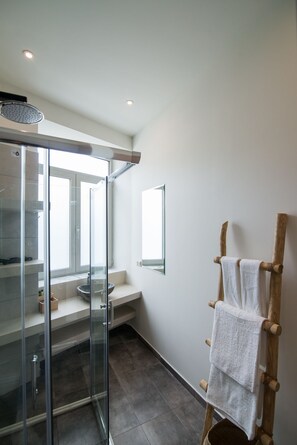 Quarto casal luxo, 1 cama Queen, varanda coberta, vista para a cidade (Carmen) | Banheiro | Chuveiro, produtos de toalete grátis, secador de cabelo