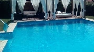 Piscina exterior sazonal, guarda-sóis, espreguiçadeiras