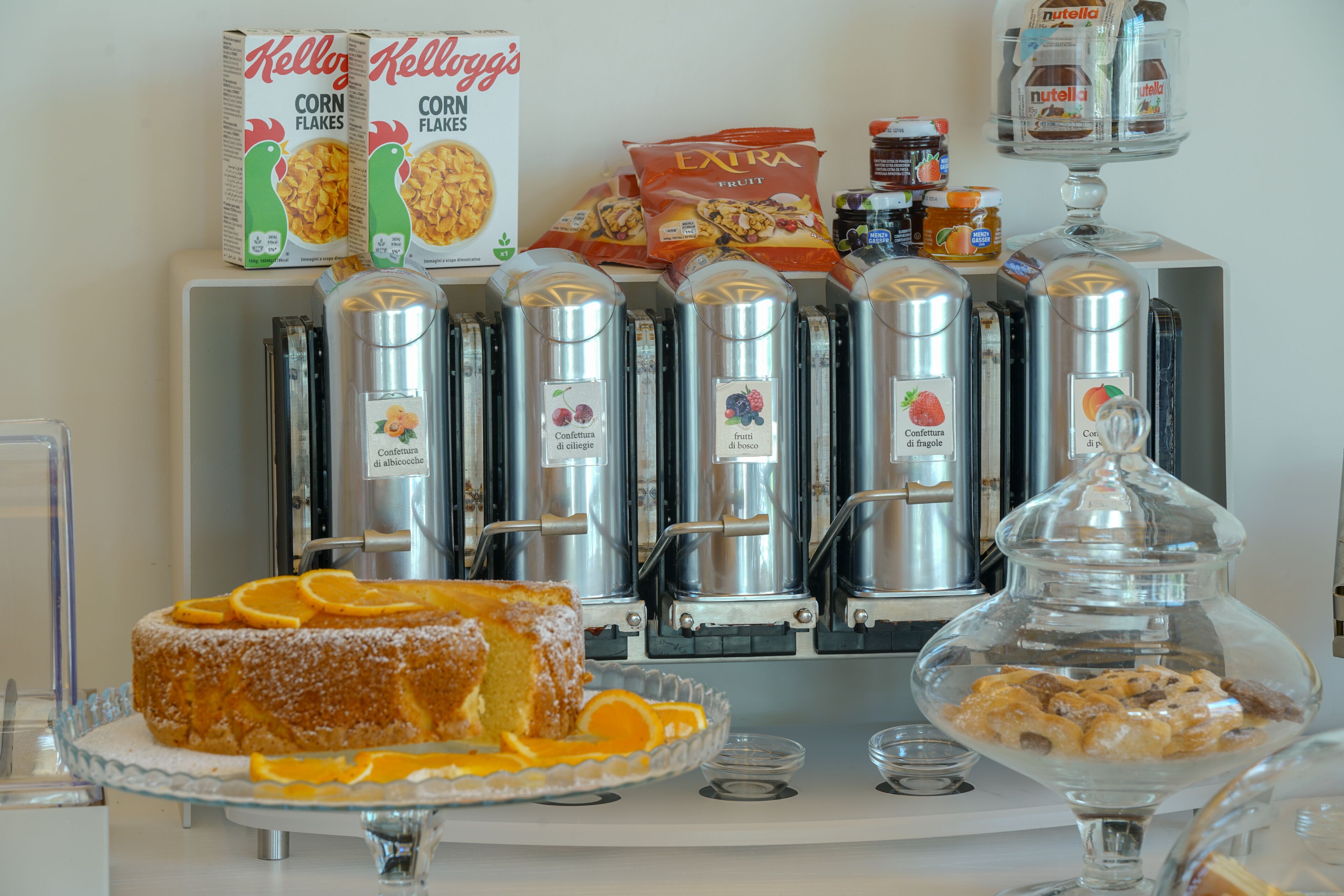 Um buffet de café da manhã com diversos alimentos e bebidas.