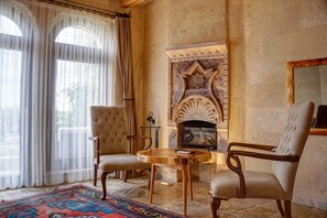 King Suite with/without Balcony | Sala de estar | Televisor LED de 102 polegadas com canais via satélite, televisor 