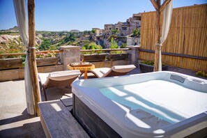 Queen Suite with Jacuzzi on the Terrace | Vista para o vale