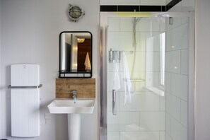 Quarto quádruplo (Nessie) | Banheiro | Produtos de toalete grátis, secador de cabelo, toalhas de banho 