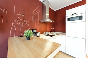 Apartamento Básico, 1 cama de casal, Vista para a cidade | Cozinha privada | Um frigorífico/congelador grande, um micro-ondas, uma placa de cozinha 