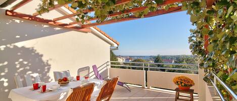 Apartamento, várias camas | Varanda