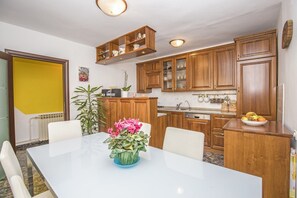 Apartamento, várias camas | Cozinha privada | Um frigorífico, uma placa de cozinha, utensílios de cozinha 