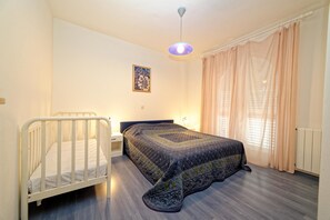 Apartamento, várias camas | Com mobília individualizada, secretária, Wi-fi grátis 