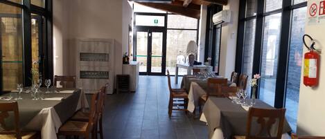 Pequenos-almoços, almoços, jantares servidos, cozinha local