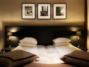 Quarto Twin | Cofre no quarto, secretária 