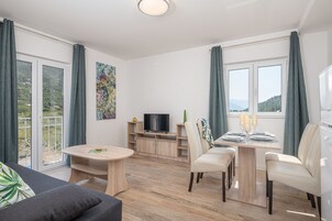 Apartamento, vista para o vinhedo (Green) | Área de estar | TV LED 82 cm com canais via satélite, TV