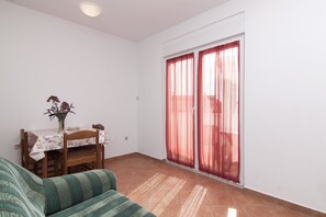 Apartamento, várias camas | Individualmente mobiliados, escrivaninha, Wi-Fi de cortesia