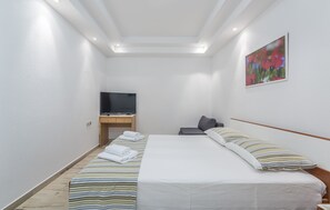 Apartamento, várias camas | Com decoração personalizada, com mobília individualizada, secretária