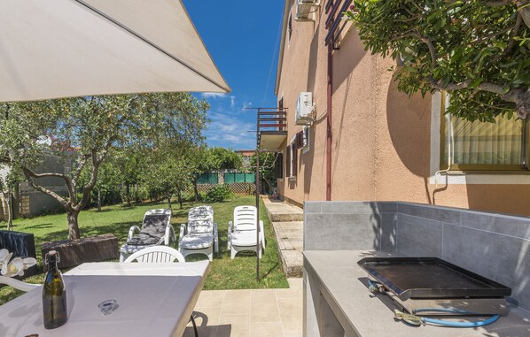 Terraço com espreguiçadeiras