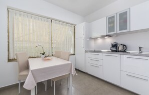 Apartamento, várias camas | Cozinha privada | Um frigorífico, um micro-ondas, uma placa de cozinha
