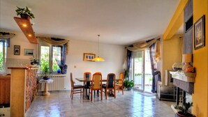 Apartamento, várias camas | Sala | Televisor 