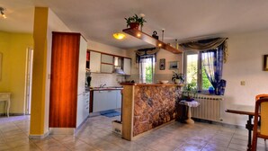 Apartamento, várias camas | Cozinha privada | Utensílios de cozinha 