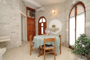 Apartamento, várias camas | Cozinha privada | Cooktop, talheres/pratos/utensílios de cozinha