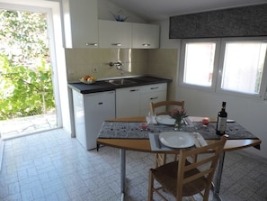 Apartamento, 1 cama de casal | Cozinha privada | Cooktop, talheres/pratos/utensílios de cozinha