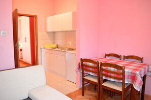 Apartamento, 1 cama de casal e sofá-cama | Cozinha privada | Cooktop, talheres/pratos/utensílios de cozinha