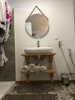 Quarto Duplo, vista para o jardim (5) | Casa de banho | Um polibã, um secador de cabelo, um bidé, toalhas fornecidas 