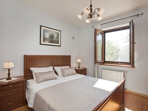 Villa, várias camas | Cozinha privada | Uma placa de cozinha, uma máquina de lavar louça, utensílios de cozinha 