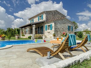 Vila, várias camas | Piscina externa