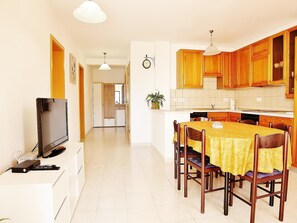 Apartamento, várias camas | Cozinha privada | Uma placa de cozinha, uma máquina de lavar louça, utensílios de cozinha 