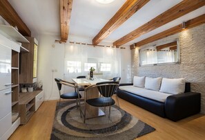 Apartamento, 1 cama de casal e sofá-cama | Sala | Televisor 