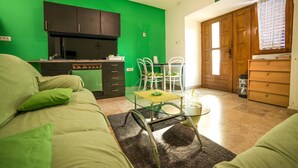 Apartamento, 1 cama de casal e sofá-cama | Sala | Televisor 