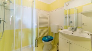Apartamento, 1 cama de casal e sofá-cama | Duche na casa de banho