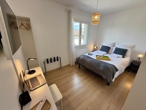 Quarto Duplo ou Twin Superior, casa de banho privativa, Vista para a cidade (Bugey) | Roupa de alta qualidade, cortinas/cortinados opacos 