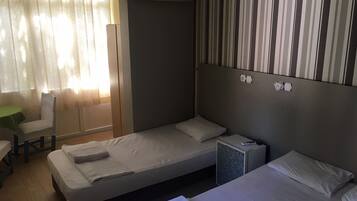 Quarto triplo, vista para o jardim | Roupas de cama premium, escrivaninha, Wi-Fi de cortesia, roupa de cama