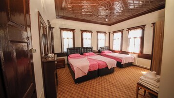 Quarto Triplo Familiar, vista para o jardim | Com decoração personalizada, quartos insonorizados, Wi-fi grátis 