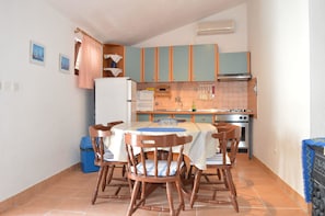 Apartamento, 2 camas de casal | Cozinha privada | Uma placa de cozinha, utensílios de cozinha 
