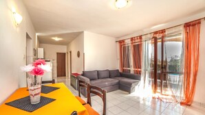 Apartamento, várias camas | Sala | Televisor, matraquilhos 