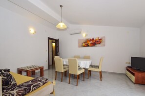 Apartamento, várias camas | Cozinha privada | Um frigorífico, uma placa de cozinha, uma cafeteira/bule 