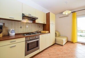 Apartamento, várias camas | Cozinha privada | Um frigorífico, uma placa de cozinha, uma cafeteira/bule 